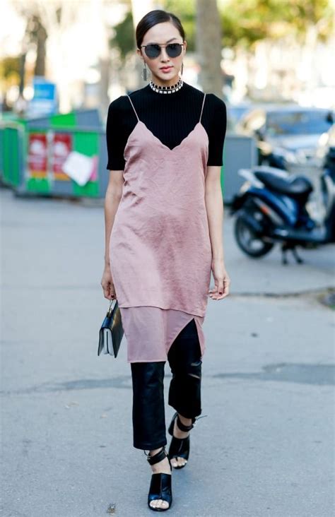2 Mejor Que 1 Así Se Lleva La Camiseta Por Debajo Del Vestido Foto 5