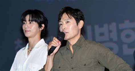 황궁 아파트 주민 대표 이병헌 200만 기념 군가 한번 할까요~ [포토엔hd]