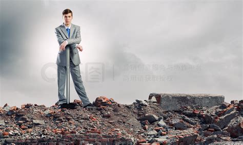 大锤子高清图片 用锤子的商人年轻坚定的商人用大锤子在手上站立在废墟 人像图片免费下载 jpg格式 像素 编号 千图网