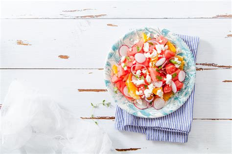 오렌지 무 흰색 고민된 나무 테이블에 붉은 양파와 수 박 샐러드 여름 원시 유기농 식품 개념입니다 평면 복사 공간을 놓으십시오 무에 대한 스톡 사진 및 기타 이미지 Istock