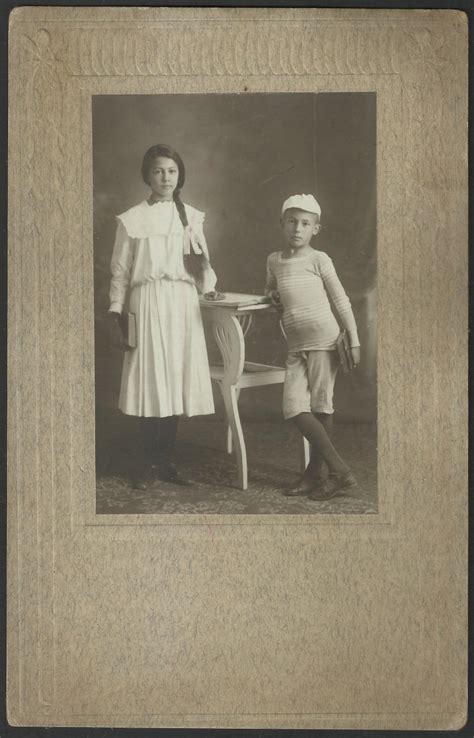 Kartonka Decak I Devojcica Deca Foto Globus 75600801