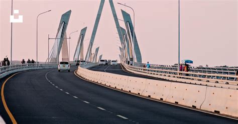 배경에 롤러 코스터가있는 다리 사진 Unsplash의 무료 회색 이미지