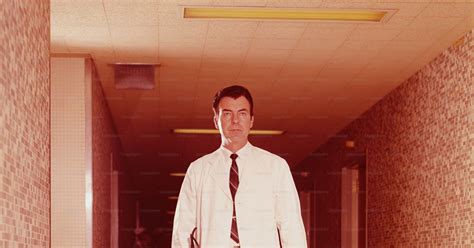 미국 1960년대경 가방을 들고 병원 복도를 따라 걷는 의사 사진 Unsplash의 복도 이미지