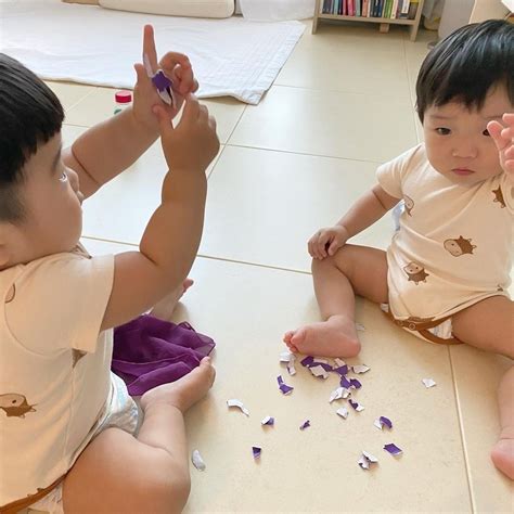 16~18개월 놀이 색종이 조각으로 놀이해요