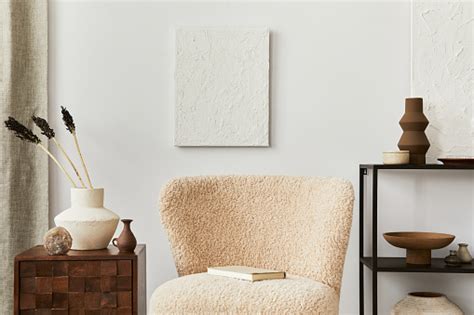 모의 구조 페인팅 푹신한 안락의자 커피 테이블 컴모드 및 개인 액세서리가 있는 세련되고 아늑한 거실 인테리어 디자인 구성 현대적인 클래식 스타일 템플렛 실내에 대한 스톡