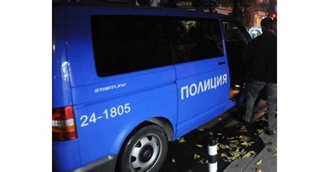 Ревнивец наръга жена си с нож в тила