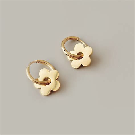 Classy Daisy Hoops Gold Akynd