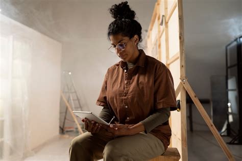 실내에서 일하는 세트 디자이너 무료 사진