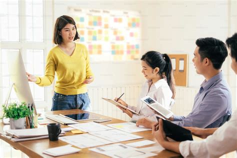 젊은 신생 기업 사업가 팀워크 브레인 스토밍 회의 비즈니스 팀워크와 교육 개념 사진 Unsplash의 사무실 이미지