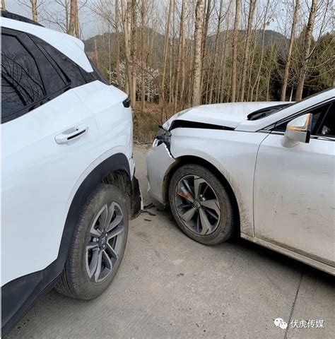 花罐一小车司机油门当刹车撞了 花罐镇
