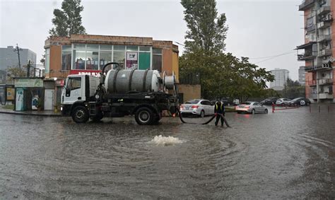 ბათუმში უხვი ნალექის შედეგად რამდენიმე ქუჩა და ეზო დაიტბორა Bpn