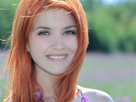 빨간 머리 소녀 초상화 미소 배경 화면 1600x1200 배경 화면 다운로드