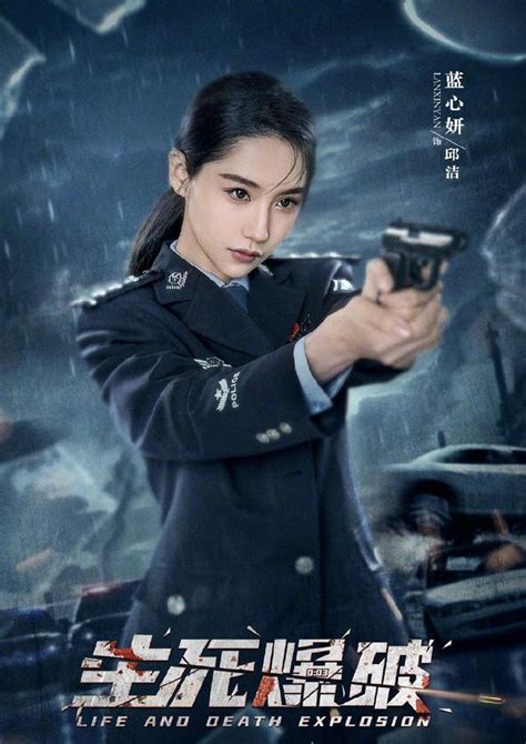 蓝心妍晒与成龙合影和书 二人搭肩面带笑容状态好 新浪图片