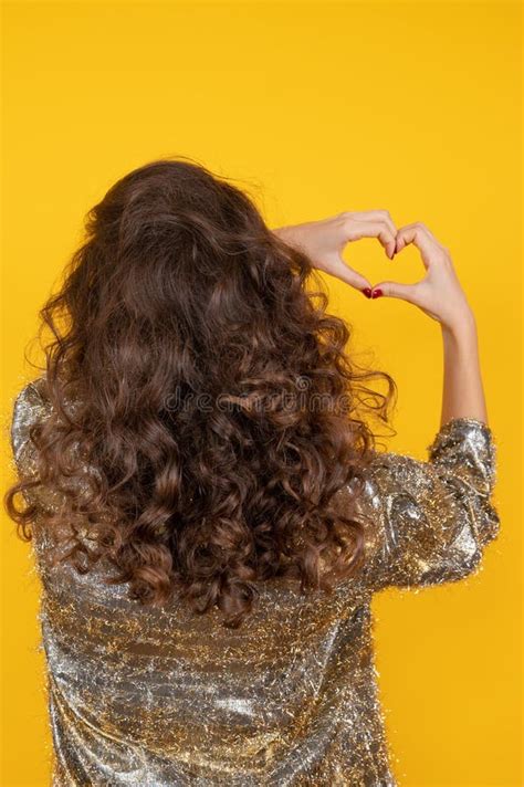Concepto De Estilo De Vida Joven Mujer Rizada En Blazer Brillante Haciendo Un S Mbolo Del
