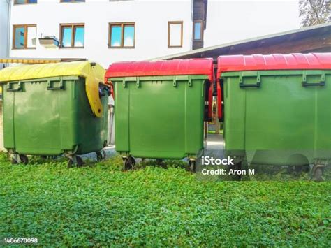 폐기물 관리를위한 다양한 색상의 쓰레기통 거리의 쓰레기통 재활용 쓰레기통 거리에 대한 스톡 사진 및 기타 이미지 거리 금속 나눗셈 Istock