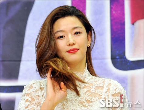 [e 포토]전지현 머리만 넘겨도 화보∼