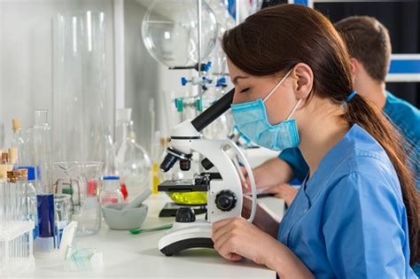 유니폼에 젊은 남성 및 여성 과학자는 현미경을 통해 생기고 몇 가지 연구를 만들기 Dna에 대한 스톡 사진 및 기타 이미지 Dna Stem 주제 개념 Istock