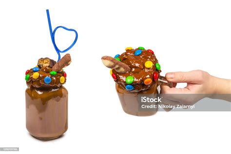 휘핑 크림 쿠키 와플을 곁들인 초콜릿 밀크쉐이크가 유리 메이슨 항아리에 담겨 제공됩니다 괴물 또는 미친달콤한 쉐이크 격리 거품 내기에 대한 스톡 사진 및 기타 이미지