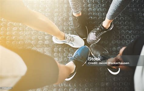 피트니스를 위한 서클 훈련 팀워크와 함께 운동을 위한 연대로 운동 동기 부여와 헌신을 지원하기 위해 사람들과 함께 유산소 운동을 위한 그룹 수업 및 운동화 도전에 대한 스톡