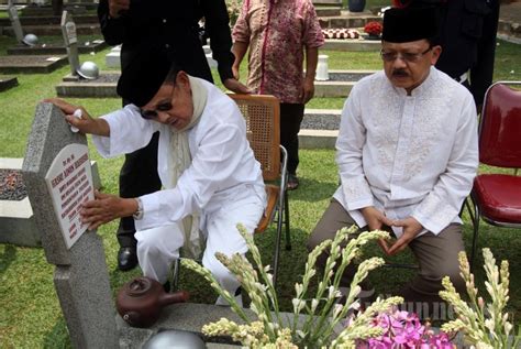 Foke Dan Habibie Ziarah Ke Makam Ibu Ainun Foto 17 797592