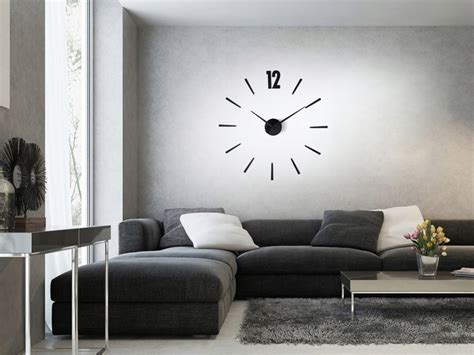 Модные настенные часы в интерьере гостиной 85 фото
