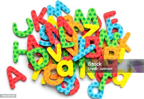 쓰기를 배우는 아이들을 위한 다채로운 자기 알파벳 문자의 상위 뷰 흰색 배경에 컬러 Abc 단어를 가지고 노는 것 0명에 대한 스톡 사진 및 기타 이미지 Istock