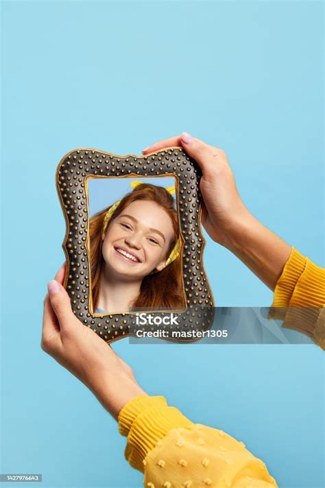 빈티지 스타일의 거울을 손에 들고 그녀의 반사를보고있는 어린 빨간 머리 소녀 아름다움 감정 예술의 개념 거울에 대한 스톡 사진