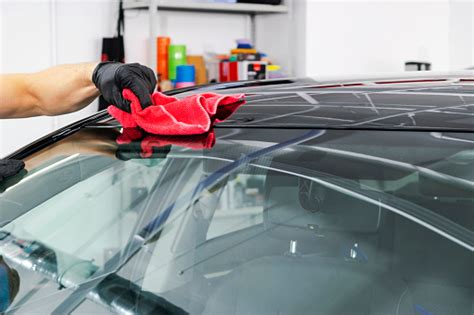 자동차와 마이크로 화이버 천으로 자동차 자세히 개념을 청소 하는 남자 선택적 초점입니다 자동차 적입니다 스폰지와 함께 청소 청소 노동자입니다 마이크로 화이버와 솔루션을