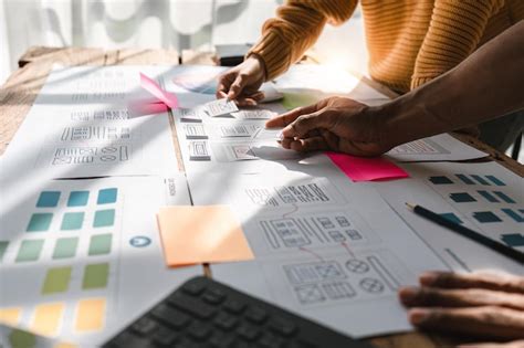 스마트폰 Ui Ux의 화면 프로토타입 레이아웃에 대한 아이디어 공유를 위한 개발자 팀 회의 그룹 프리미엄 사진