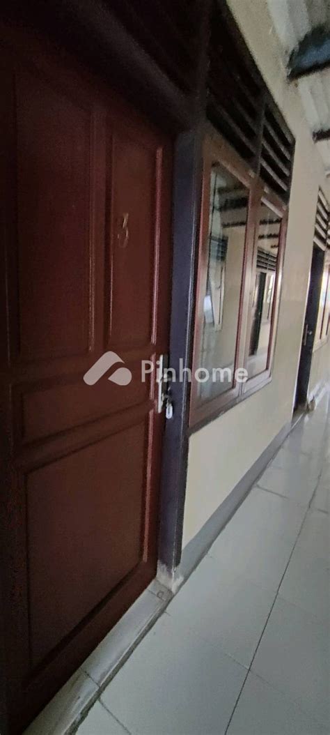 Kost Tante Maya Kamar Mandi Luar Dan Dalam Dengan Balkon Dekey Di Jalan