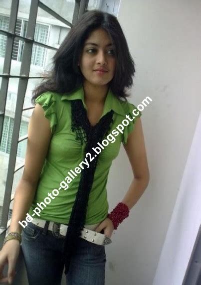 Bangladesh Media World Bd New Generation Ramp Female Model Showing Her Navel Ameture Photo