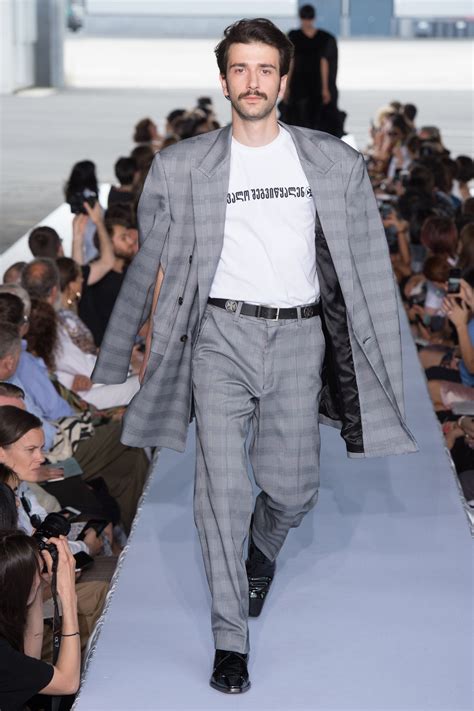 დემნა გვასალიას Vetements ჩვენება პერსონალური და პოლიტიკური განაცხადი At