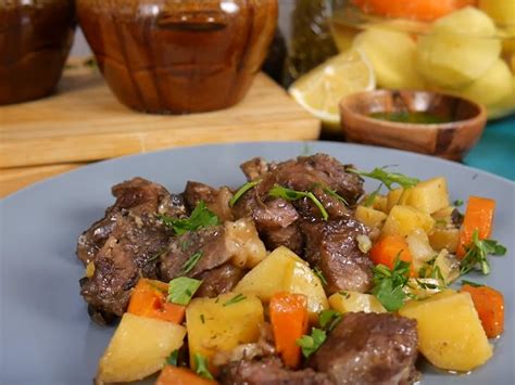 Картошка в горшочках с мясом в духовке