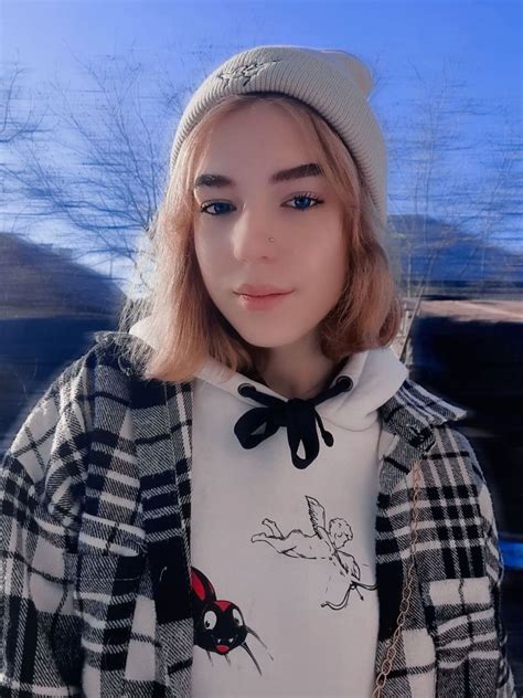 Lily Lou Skype Aporntvlife Girl Profile And Live Cam Show Aporntvlife