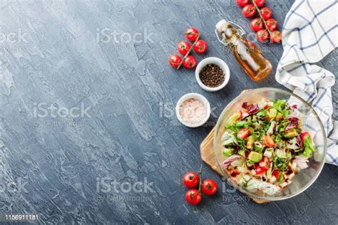 양상추 체리 토마토 로마노 양상추 프리스 롤로 로소 페타 치즈 아보카도 샐러드 0명에 대한 스톡 사진 및 기타 이미지 0명 건강한 식생활 그릇 Istock