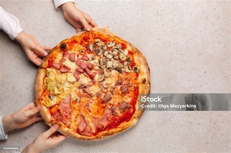 피자와 소녀의 손 사계절 모짜렐라 치즈 토마토 버섯 소시지 퀴슈토 베이지색 콘크리트 배경에 이탈리아산 피자 마르게리타 이탈리아 평면도 공간을 복사합니다 피자에 대한 스톡