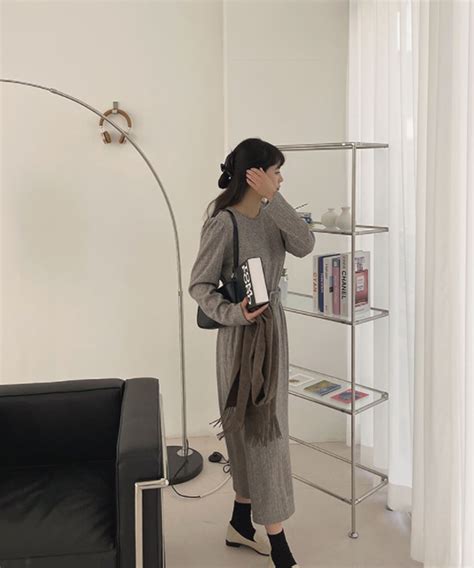 리리앤코 심플한 디자인으로 부담없이 데일리하게 입기 좋아요 🤎 아우터 안에 이너로도 단품으로도