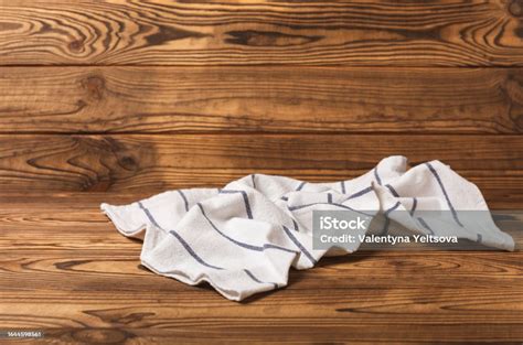 가벼운 식탁에 접힌 면 주방 수건을 확인했습니다 주방 주방 수건 또는 섬유 냅킨 텍스트를 위한 공간을 복사합니다 텍스트를 위한 위치입니다 식탁보 0명에 대한 스톡 사진 및