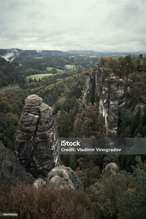 아침 안개 색 슨 스위스 국립공원에서에서 일출 산 Bastei 작센 스위스에서 독일의 관점에서 어두운 안개 안개 산맥 Deadpan 0명에 대한 스톡 사진 및 기타 이미지