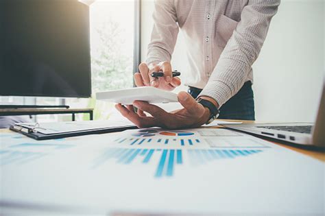 비즈니스 개념입니다 차트 및 그래프를 보여주는 그들의 성공적인 팀워크의 결과 논의 하는 비즈니스 사람 가리키기에 대한 스톡 사진