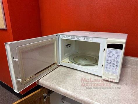Ge 1 1 Cu Ft Turntable Microwave Oven 1100 Watts White Mclaughlin