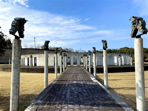108枚の鬼瓦が立つ謎の回廊鬼の城公園天草市 楽しいとこダイスキ