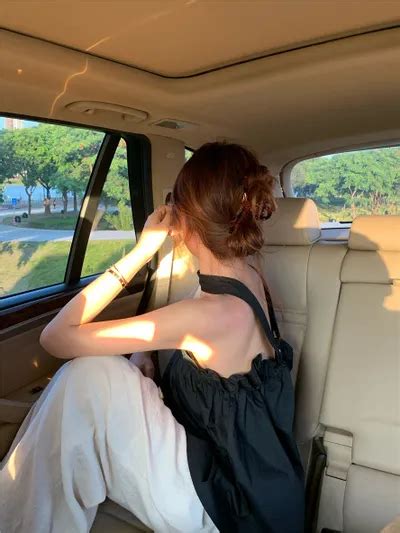 하프닌 휴양지룩🌴4colors 크루 휴양지나시 홀터 스트랩 백 펀칭 트임 오프숄더 셔링 프릴 유니크 러블리 여름 썸머 플레어 민소매 탑 바캉스룩썸머나시여름나시