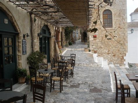 Στα σοκακια του καστρου της Μονεμβασιας ομορφιες της Ελλαδας Greece Travel Structures