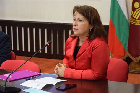 УНСС Студенти от катедра „Международни отношения“ дискутираха политическите ефекти от