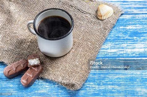 블루 세 렛 및 오래 된 천으로 아래와 초콜릿 바와 향기로운 커피 한 잔에서 디자인 나무 배경 0명에 대한 스톡 사진 및 기타 이미지 Istock
