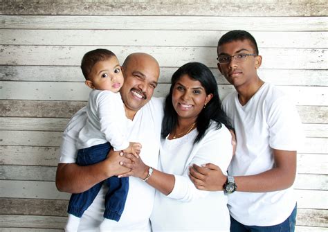 사진을 찍기 위해 포즈를 취하는 가족 사진 Unsplash의 무료 집에있는 가족 이미지