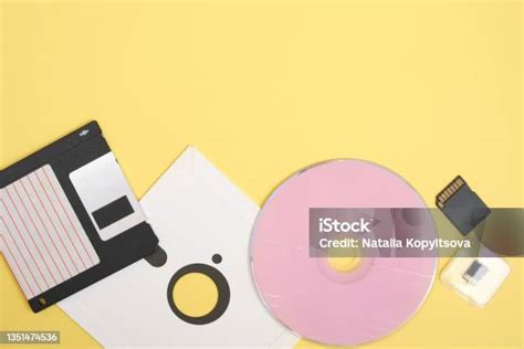 노란색 배경 최신 및 복고풍 디스크 및 플로피 디스크에 정보를 저장하기 위한 다양한 유형의 디스크 콤팩트 디스크에 대한 스톡