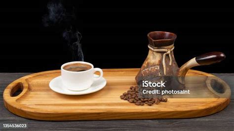 커피 콩을 곁들인 세라믹 칠면조 옆에 있는 나무 판에 흰 컵에 갓 양조한 뜨거운 블랙 커피 갈색에 대한 스톡 사진 및 기타