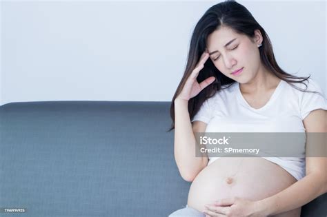 두통 및 고통을 가진 아름 다운 젊은 임신 한 여자의 초상화입니다 아기의 개념을 준비 하는 임신 건강 관리 십 대 어머니 사이에서 모성 감정 감정에 대한 스톡 사진 및 기타